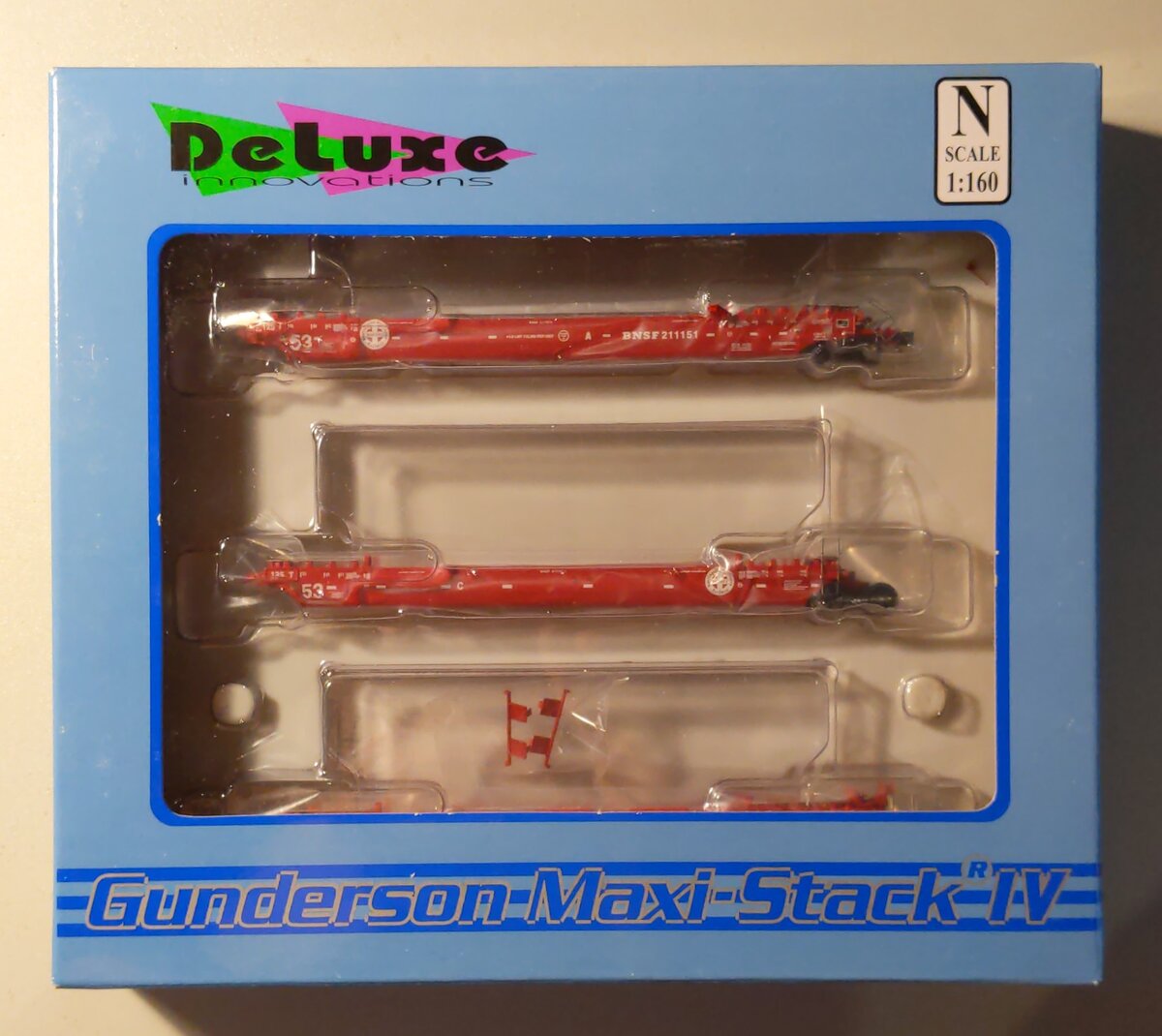 Deluxe Innovations 350203 BNSF Maxi-Stack IV 3-Unit Intermodal Well Ca – Trainz