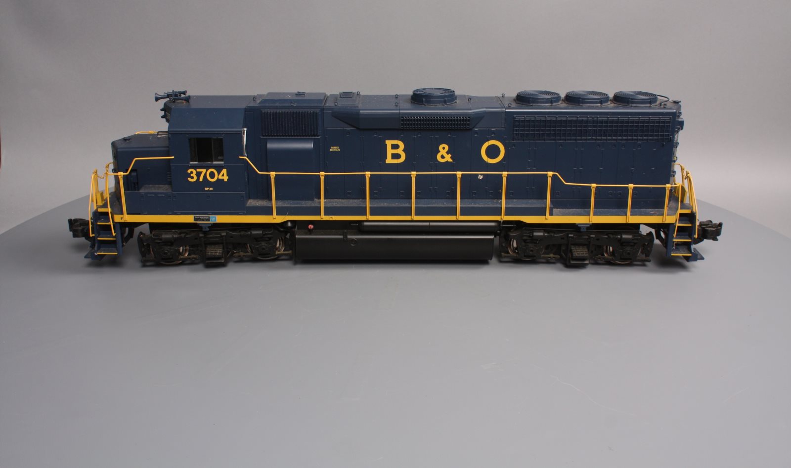 Aristo-Craft 23501 G Scale B&O GP-40 Diesel Locomotive #3704 – Trainz