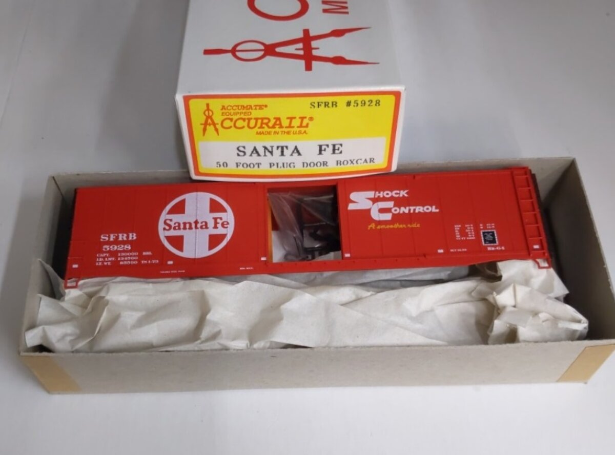 Accurail HO Santa Fe 50 Foot Plug Door Shock Control Boxcar Kit (Set o – Trainz