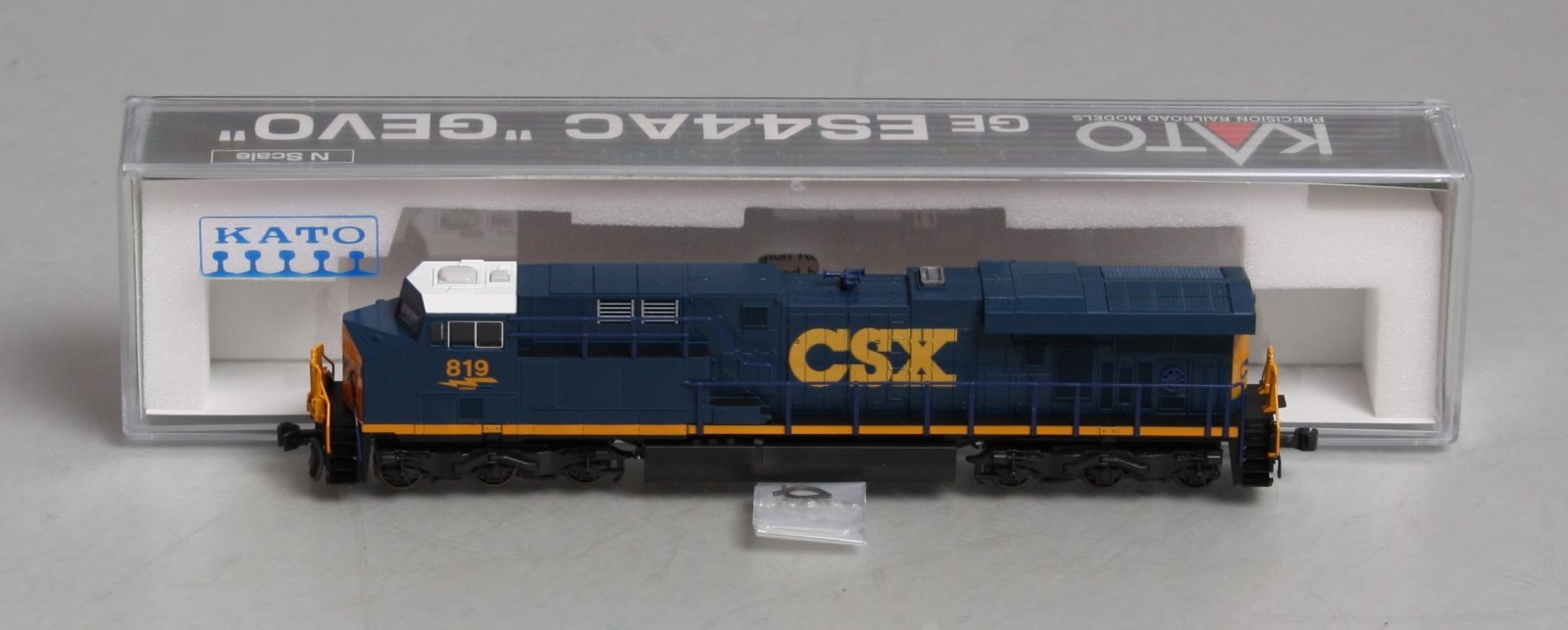 Kato 176-8908 N Scale CSX GE ES44AC "Gevo" Diesel Locomotive #819 – Trainz