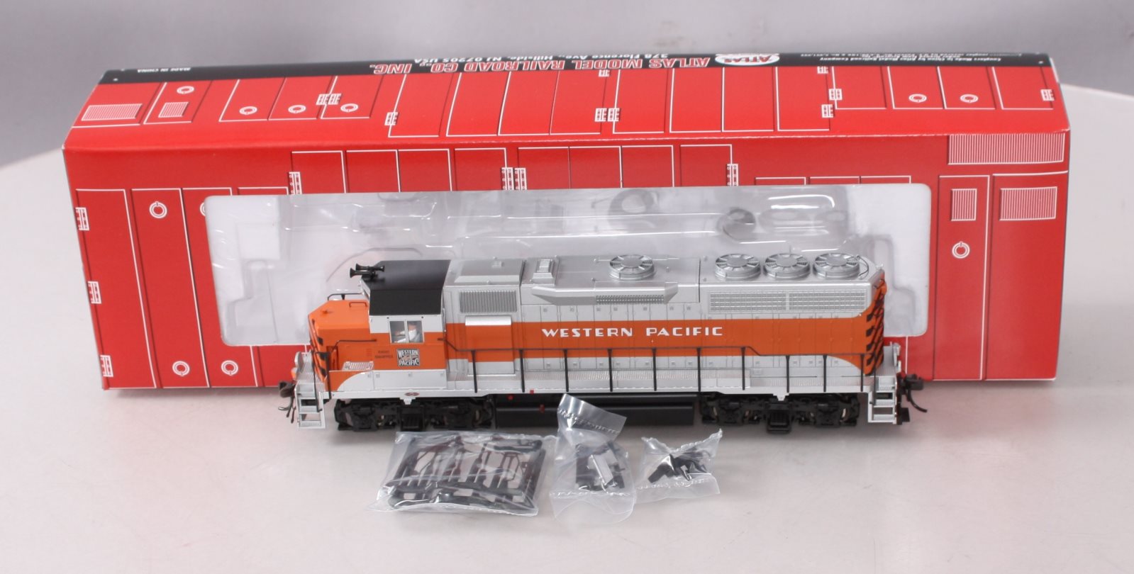 Atlas 8927 HO Scale Western Pacific GP-40 Diesel Locomotive MT/Box – Trainz