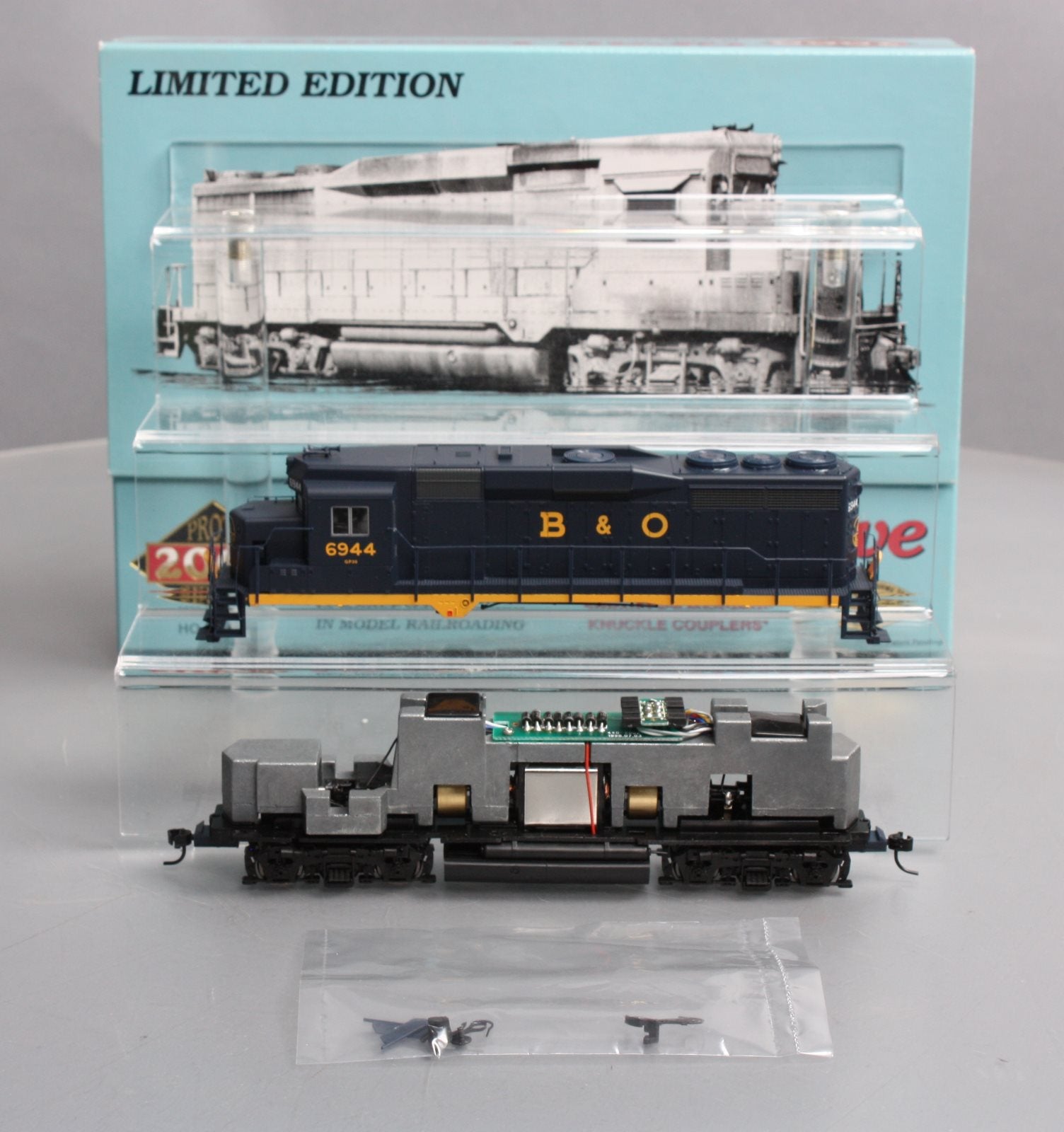 Proto 2000 21512 HO Baltimore & Ohio GP30 Diesel Locomotive #6944 – Trainz