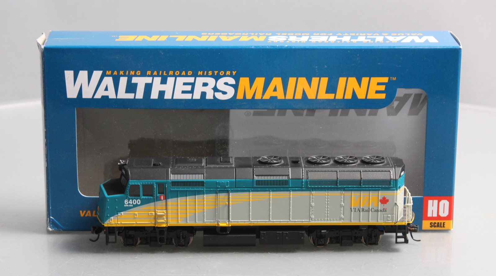 Walthers 910-9461 HO Scale VIA EMD F40PH Diesel Locomotive #6400 – Trainz