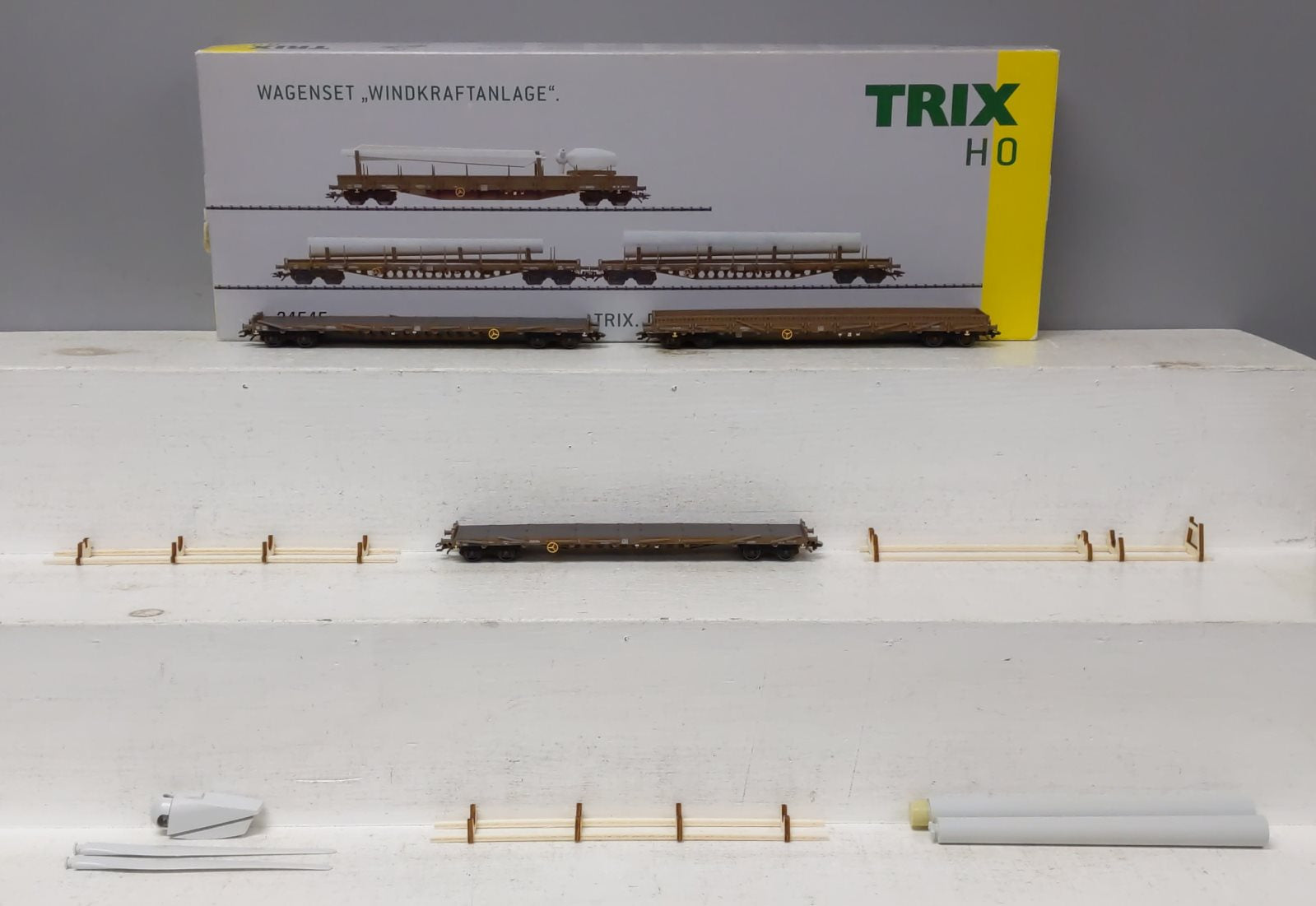 Trix 24545 HO Scale Wind Power Freight Cars (Set of 3) – Trainz