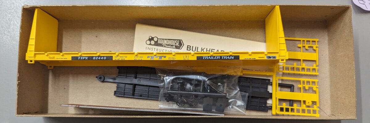 Roundhouse 1301 HO 60" Bulkhead Flat Car Trailer Train Road #82438 – Trainz