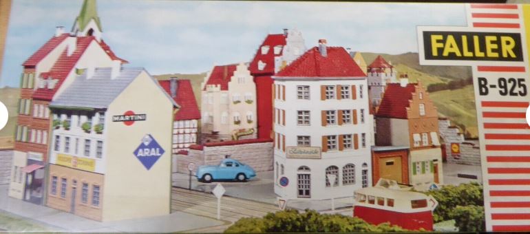 Faller B-925 HO Ams Block of Flats Corner House Building Kit – Trainz