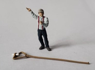 Arttista 762 S Scale Man Holding Up Orders Figure – Trainz