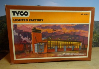 Tyco 940:700 HO Lighted Factory Fully Assembled Building – Trainz