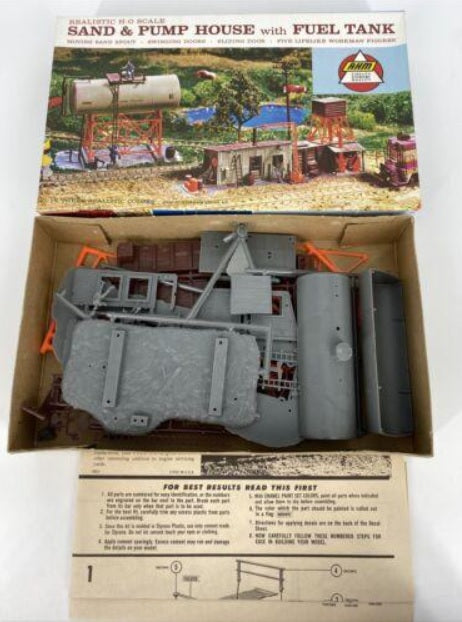 AHM 5853:350 HO Scale Sand & Pump House W/Fuel Tank Building Kit – Trainz