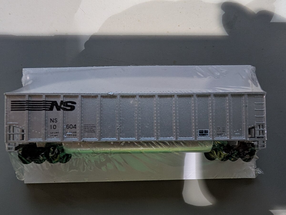 Deluxe Innovations 10604 N Scale Hopper Freight Car – Trainz