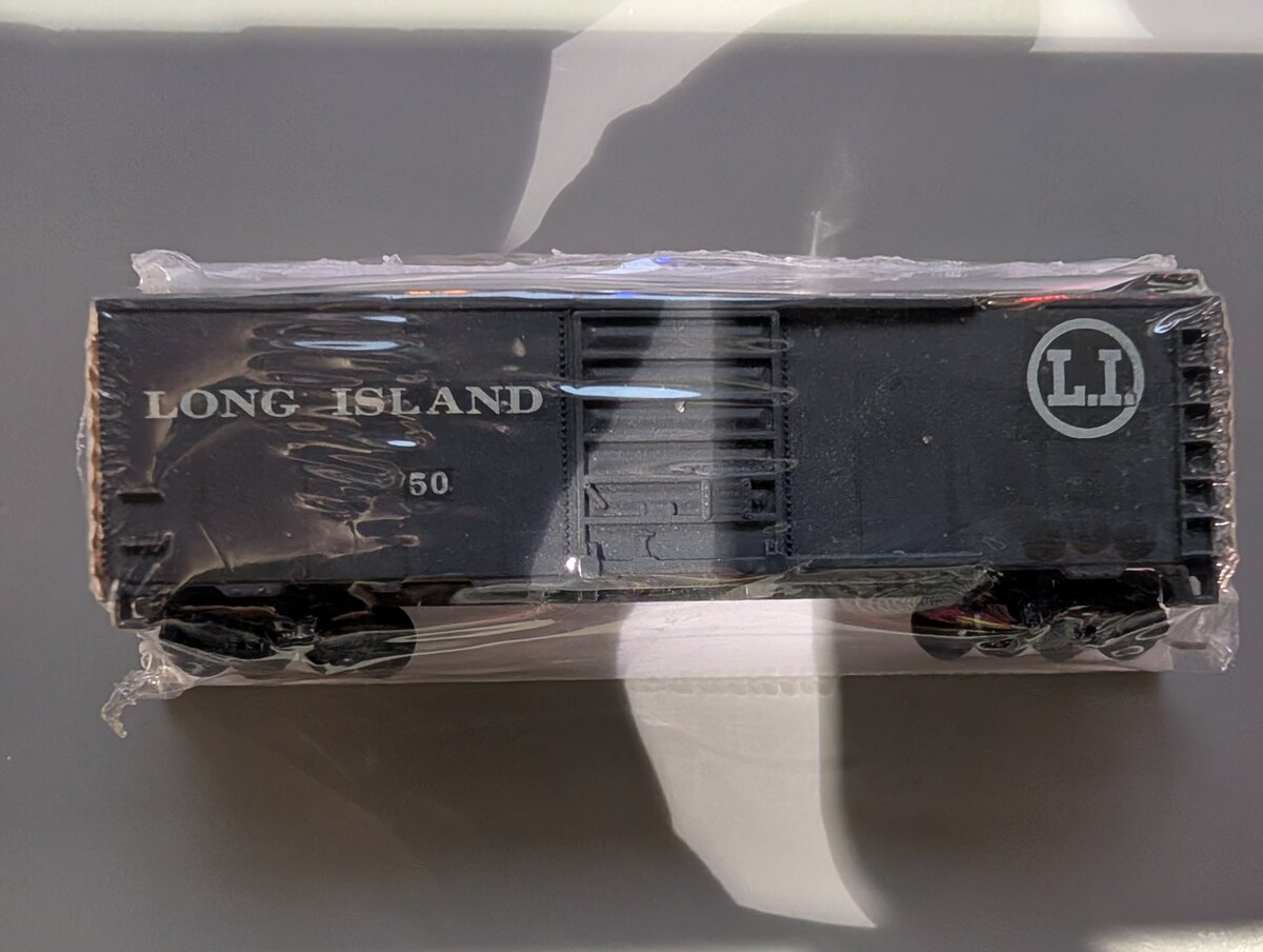 Micro-Trains 50 N Scale Long Island Single Door Boxcar – Trainz