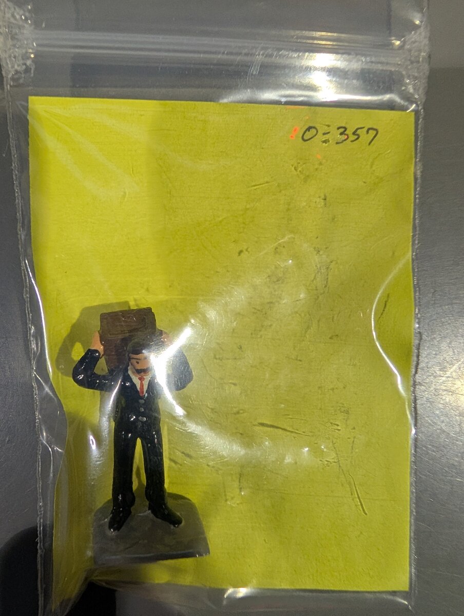 The Railmen Company 357 O Scale Porter Carrying Trunk Figure – Trainz