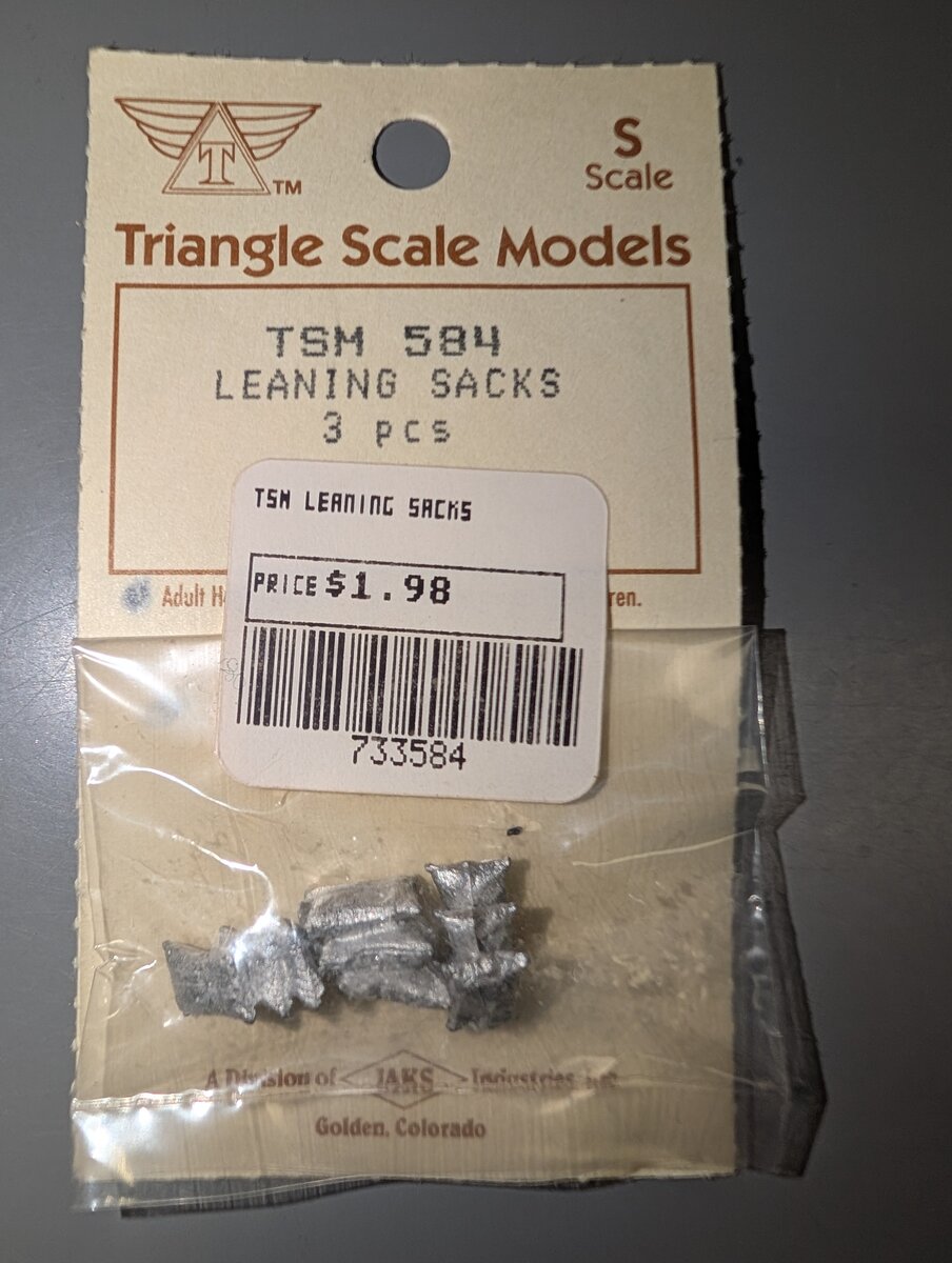 Triangle Scale Models 584 S Scale Leaning Sacks (3 Pieces) – Trainz
