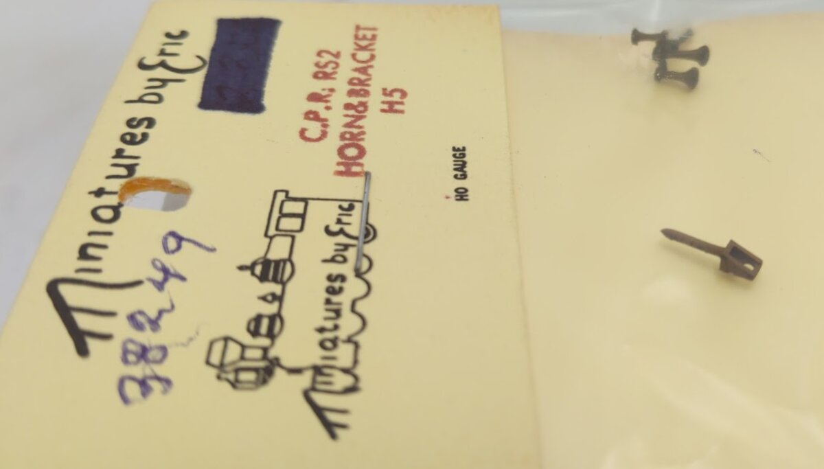 Miniatures By Eric H5 HO CPR RS2 Horn & Bracket Brass Part – Trainz