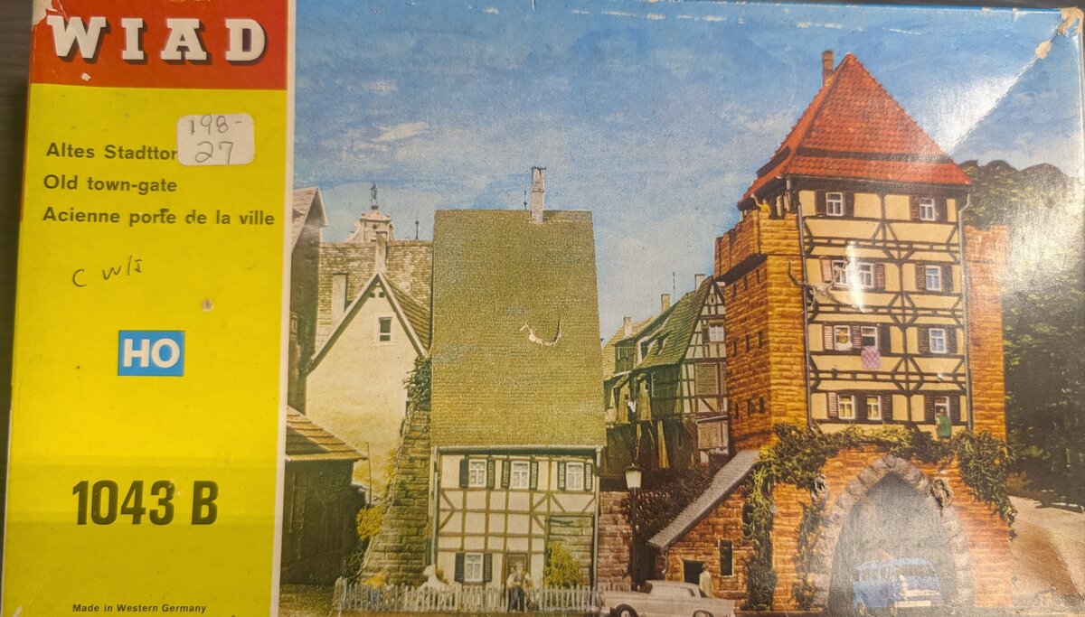 Wiad 1043B HO Old Town-Gate Plastic Building Kit – Trainz