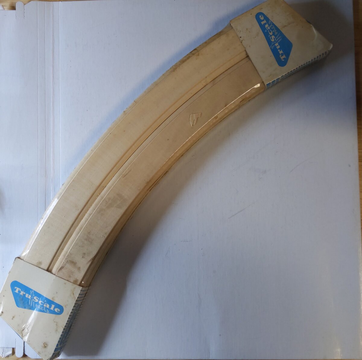 Tru-Scale 1324 24'' Plain Radius Wood Roadbed (Pack of 8) – Trainz