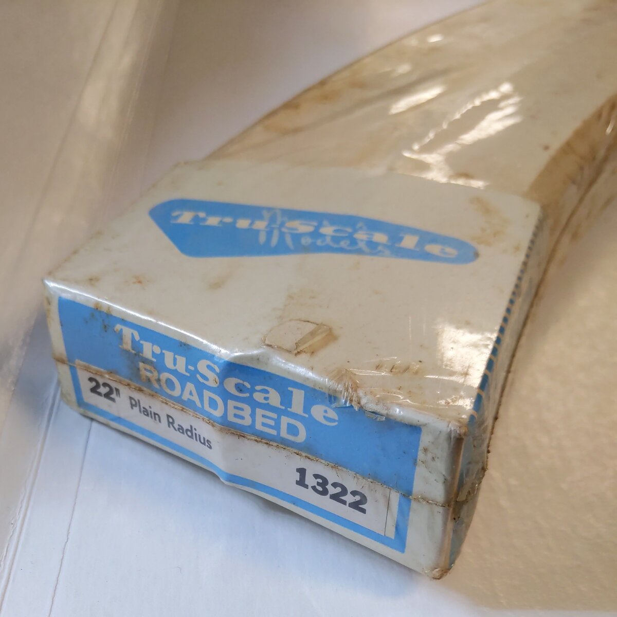 Tru-Scale 1322 22'' Plain Radius Wood Roadbed (Pack of 8) – Trainz