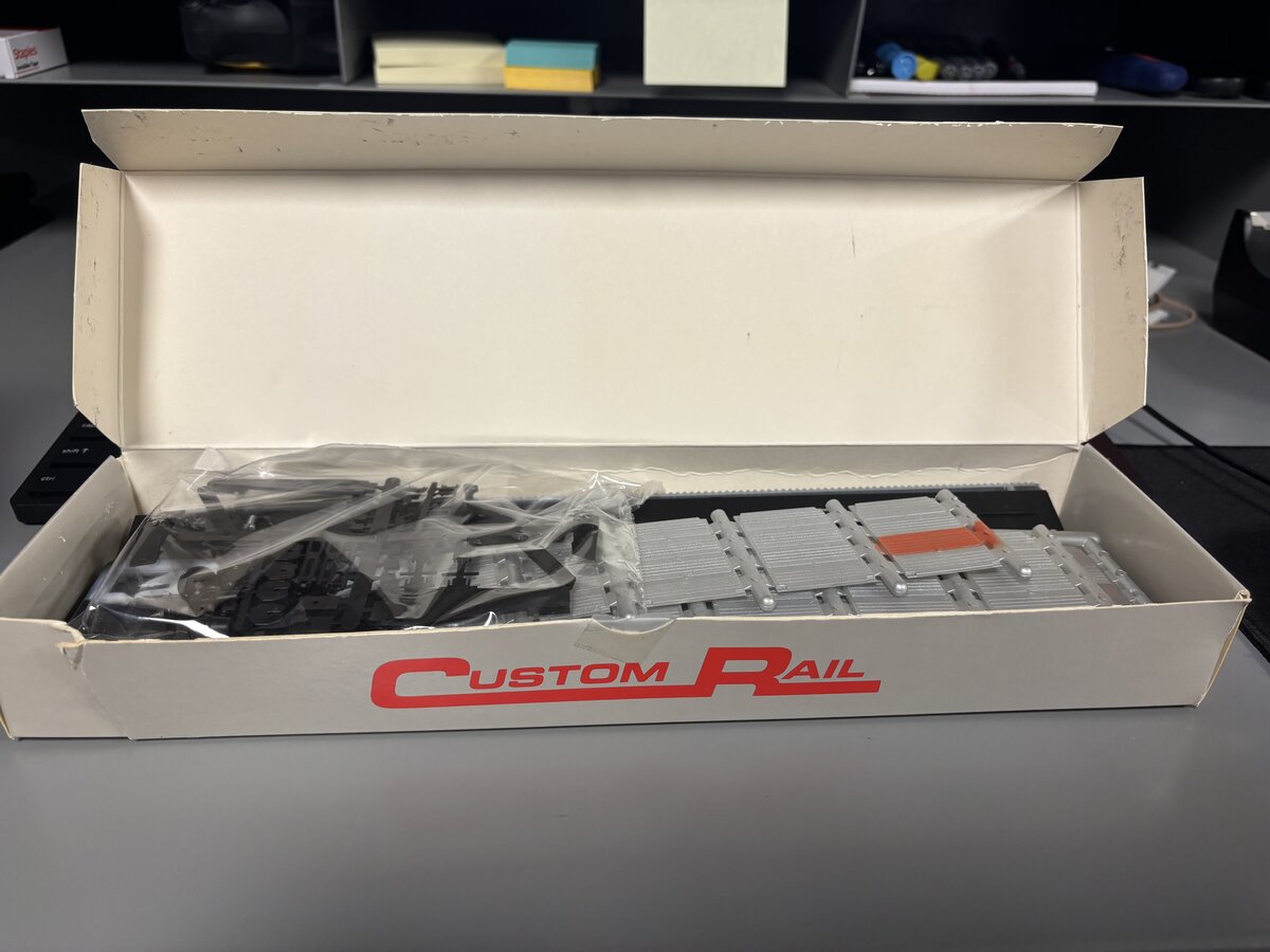 Custom Rail 4542 HO 89' 4" Tri-Level Auto Rack Canadian Pacific – Trainz