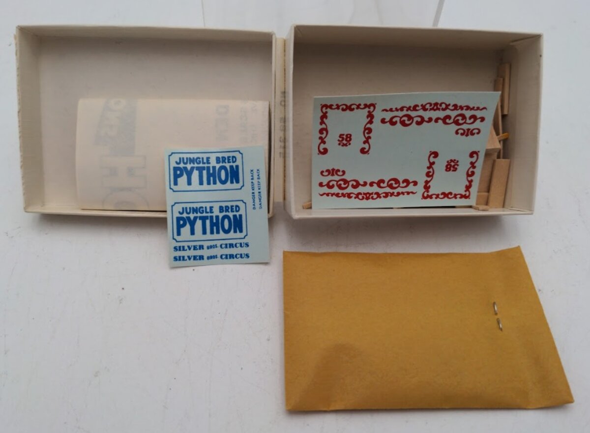 Simmons 58-315 HO Scale Circus Model Snake Den Wagon Kit – Trainz