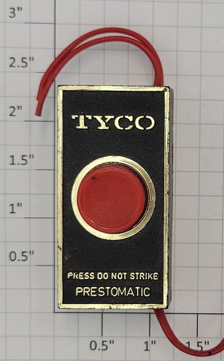 Tyco 1000X-12 Plastic Push Button with Black Housing and Wiring – Trainz