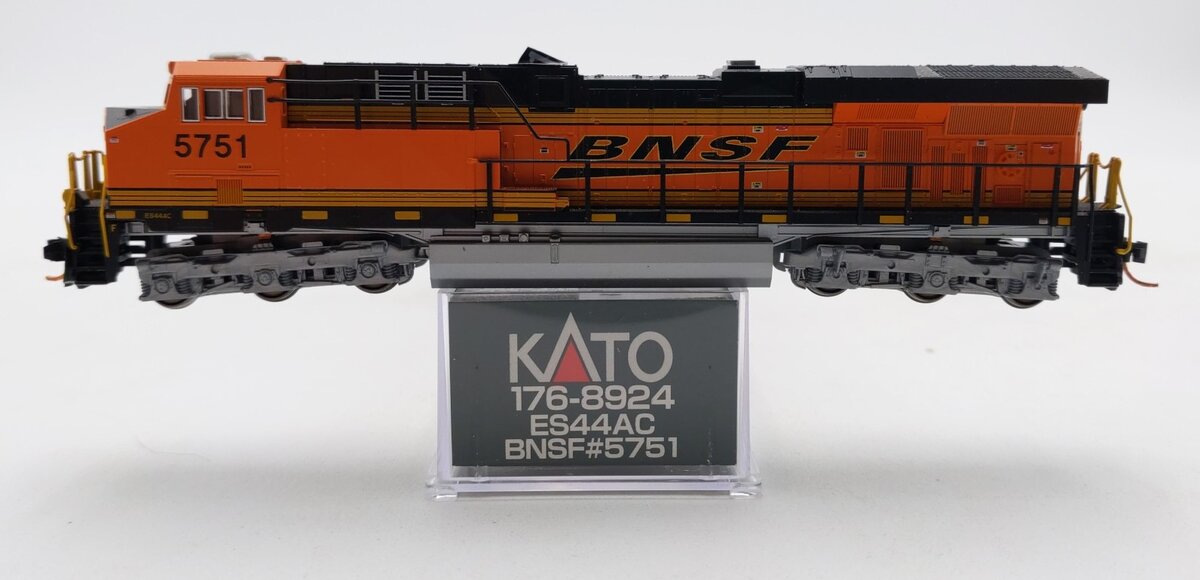 Kato 176-8924 N BNSF GEVO Swoosh ES44AC Diesel Locomotive #5751 LN/Box – Trainz