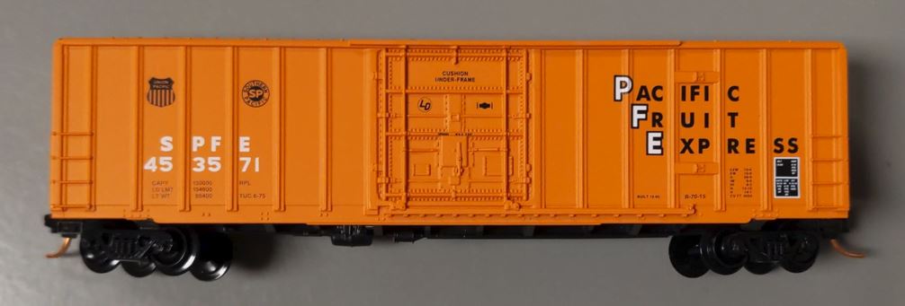 Micro-Trains 02700090 N PFE 50' Rib Side Plug Door Boxcar #453571 LN – Trainz