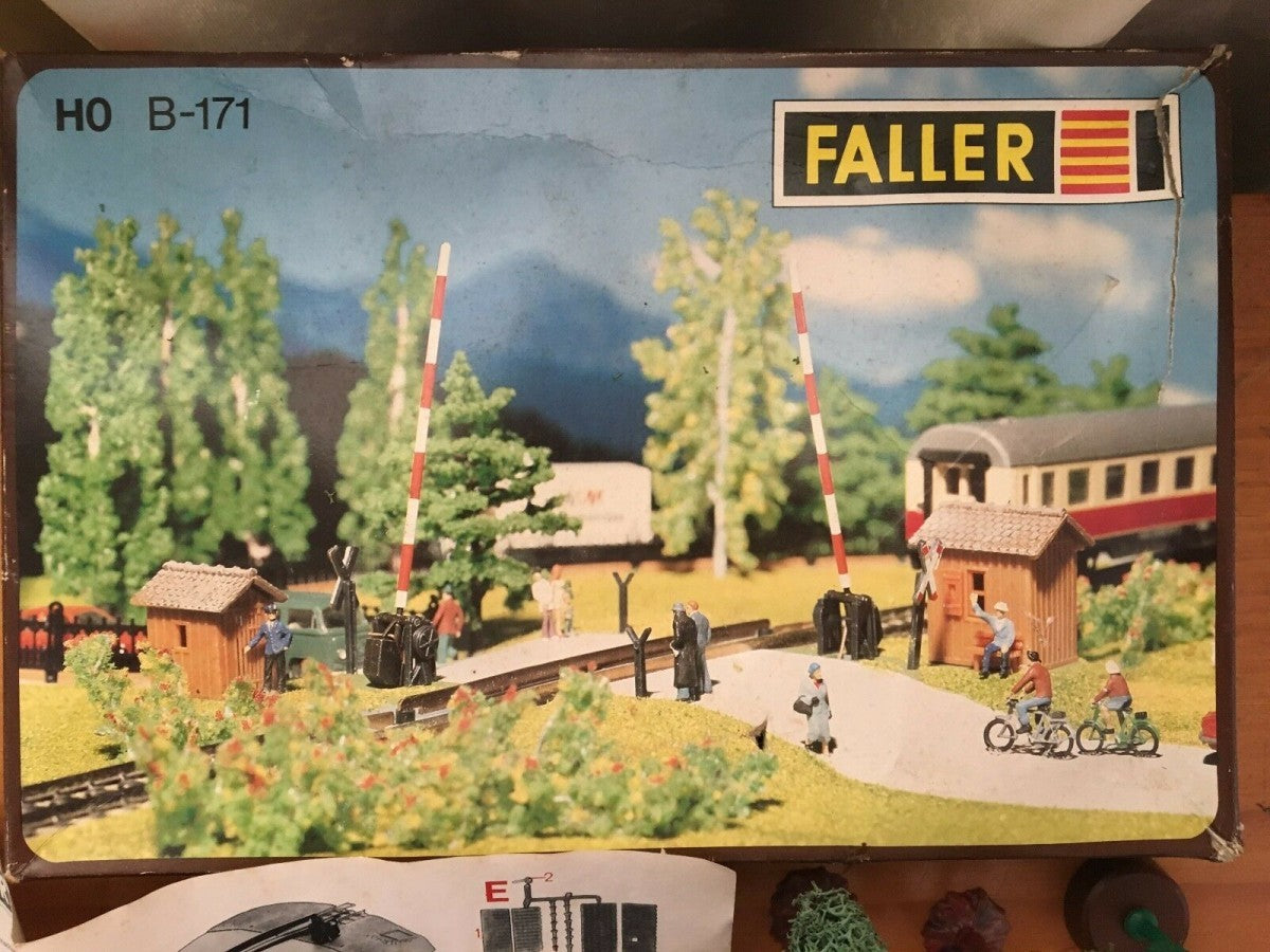Faller B-171 HO Scale Mechanical Level Crossing Kit – Trainz