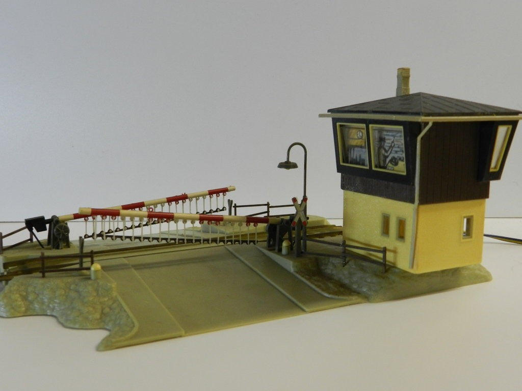Faller B-175 HO Scale Level with Signal Box and Eletric Gates – Trainz
