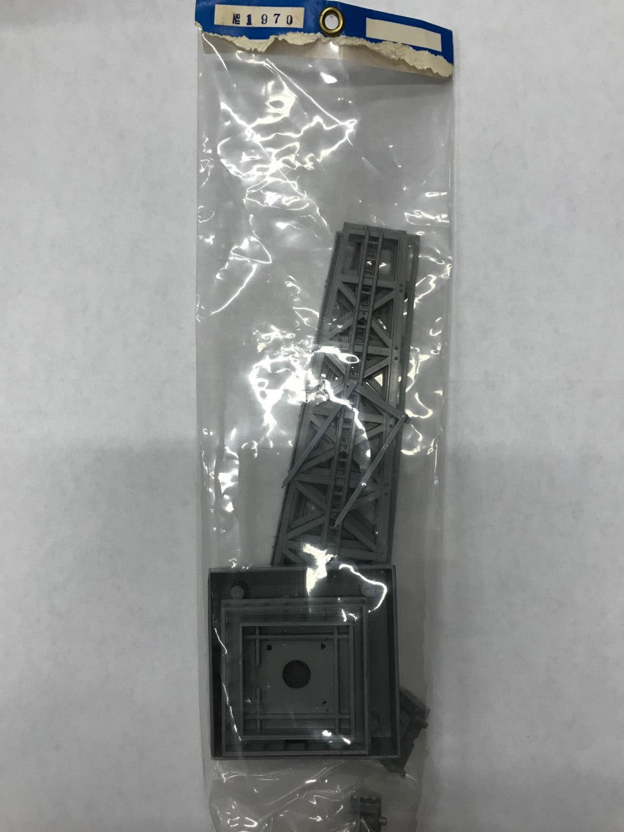 NJ International 1970 HO Oil Derrick Plastic Kit – Trainz