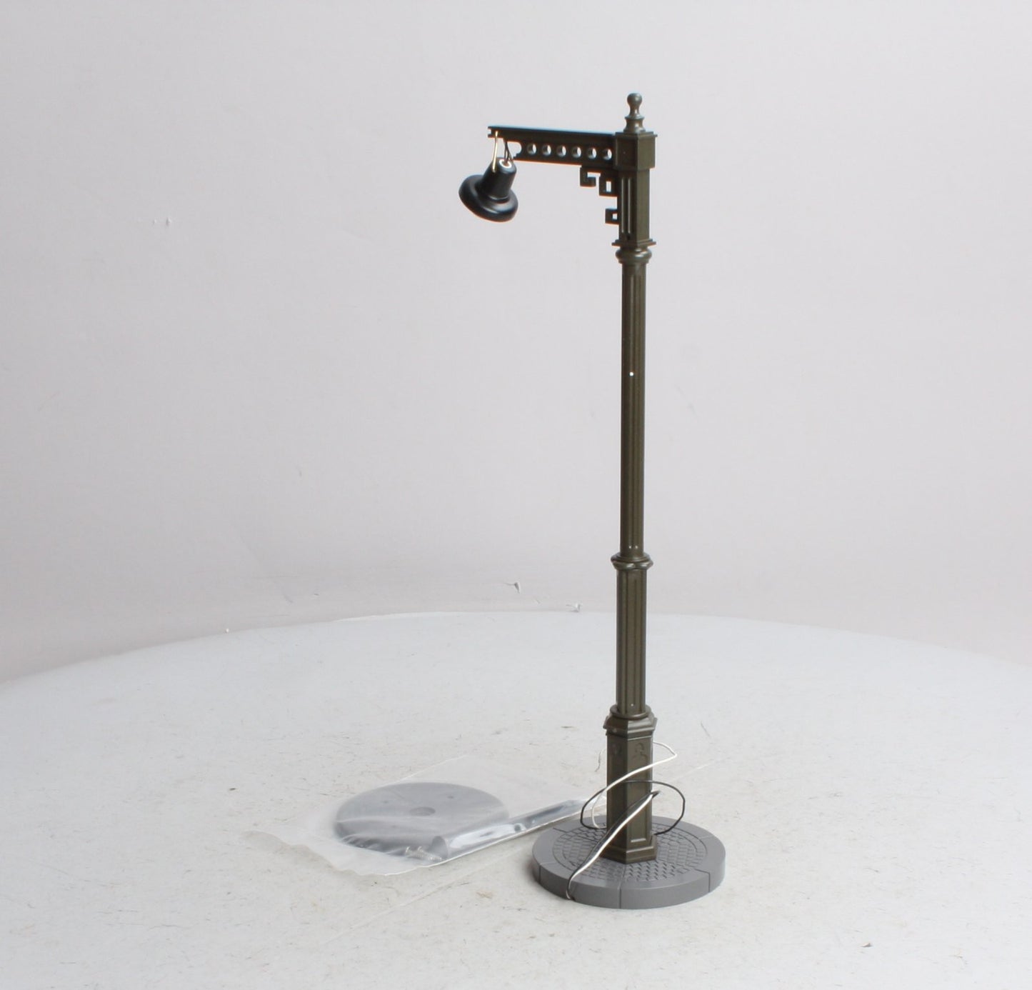 LGB 5055 G Scale 14-18 Volt Lighted Lamppost – Trainz