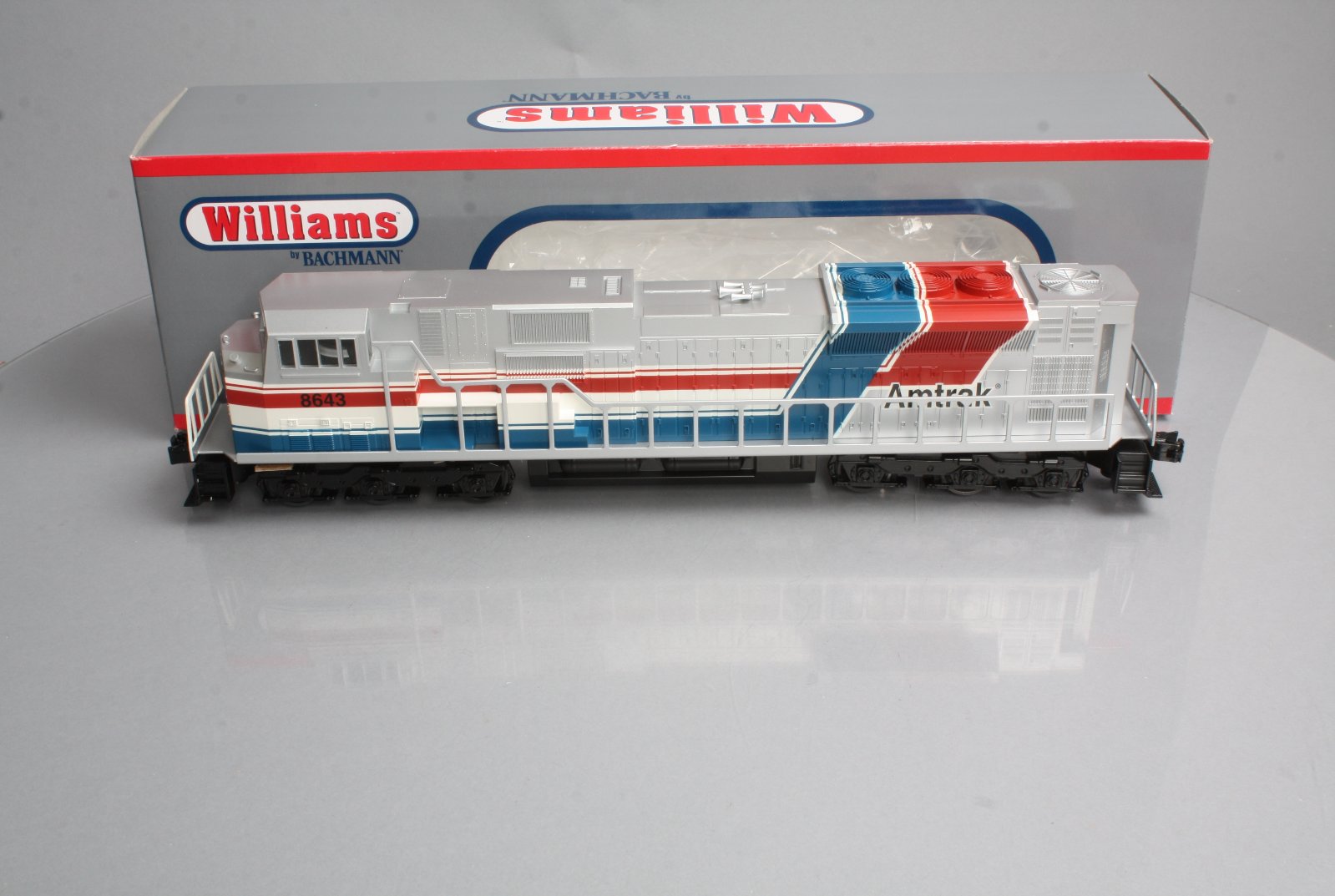 Williams 21808 Amtrak SD90 Powered Diesel Locomotive #8643 – Trainz