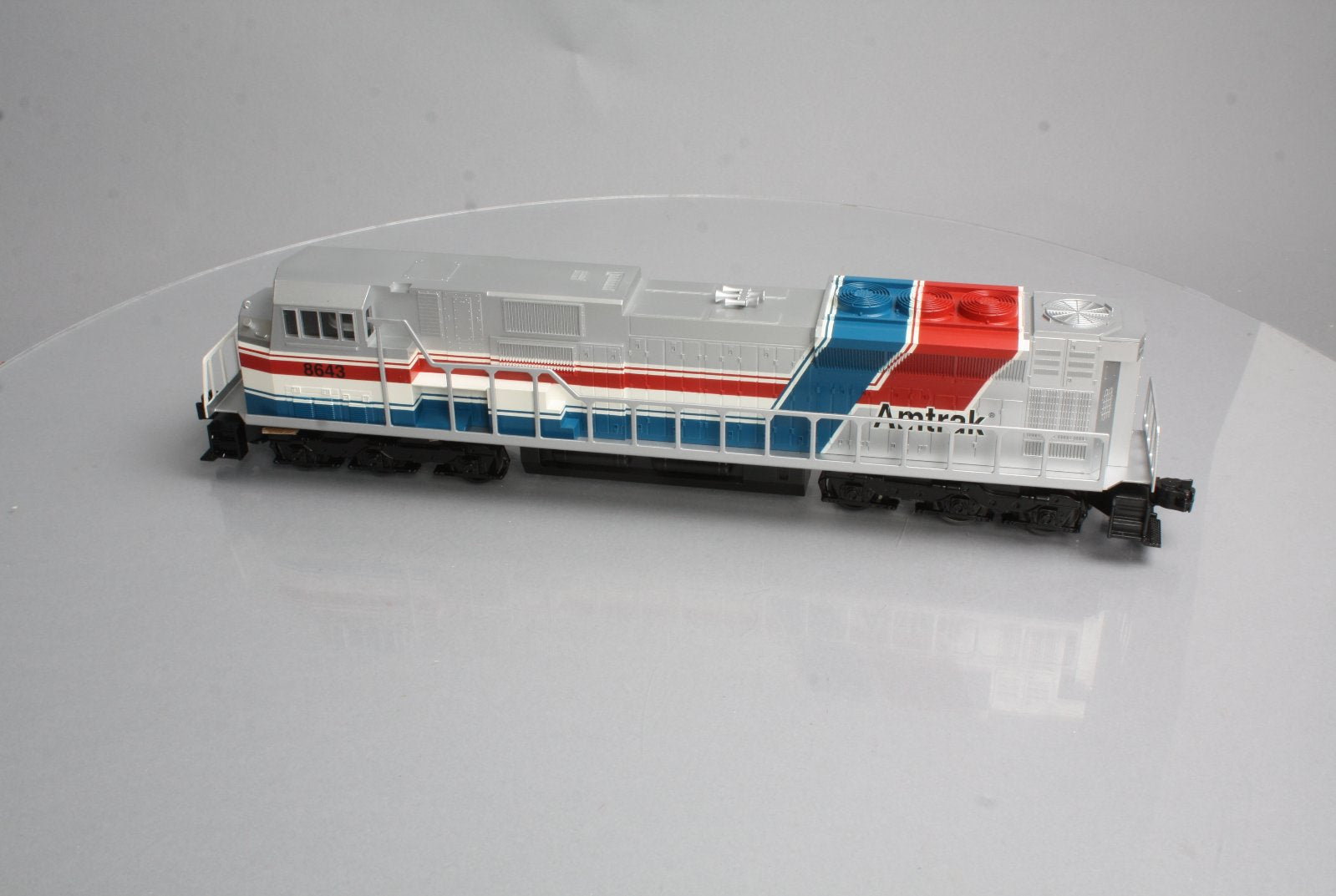 Williams 21808 Amtrak SD90 Powered Diesel Locomotive #8643 – Trainz