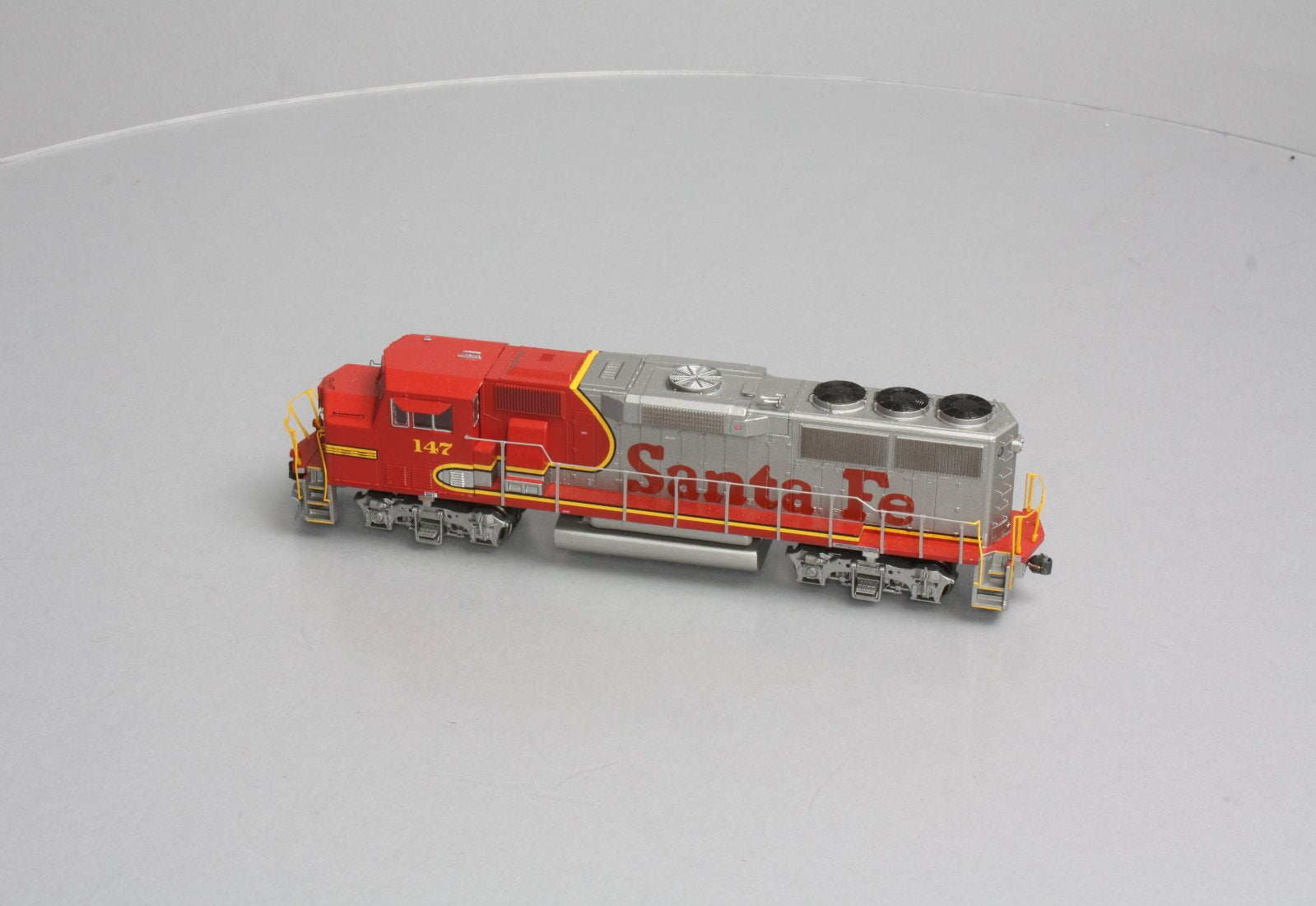 Athearn 88847 HO Scale Santa Fe GP60M Diesel Locomotive #147 – Trainz
