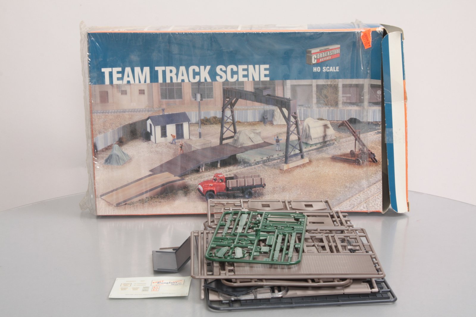 Walthers 933-3166 HO Scale Team Track Scene Building Kit – Trainz