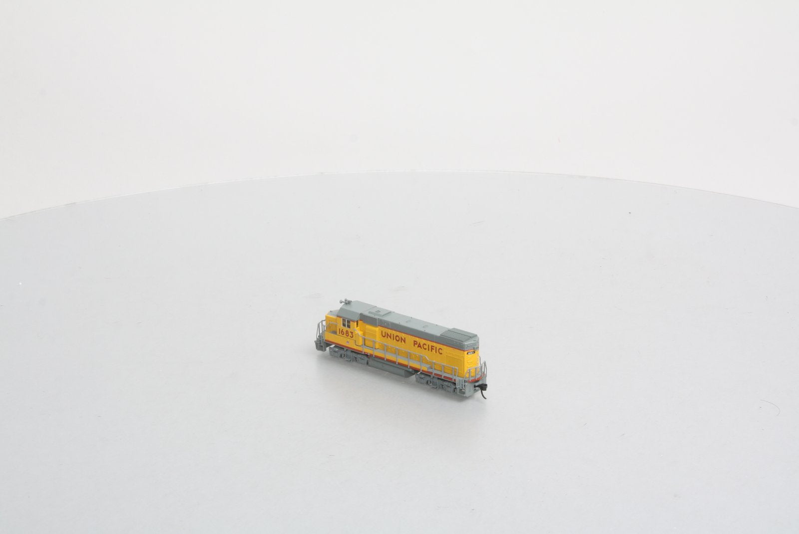 Atlas 52608 N Scale Union Pacific GP15-1 Diesel Locomotive #1683 – Trainz