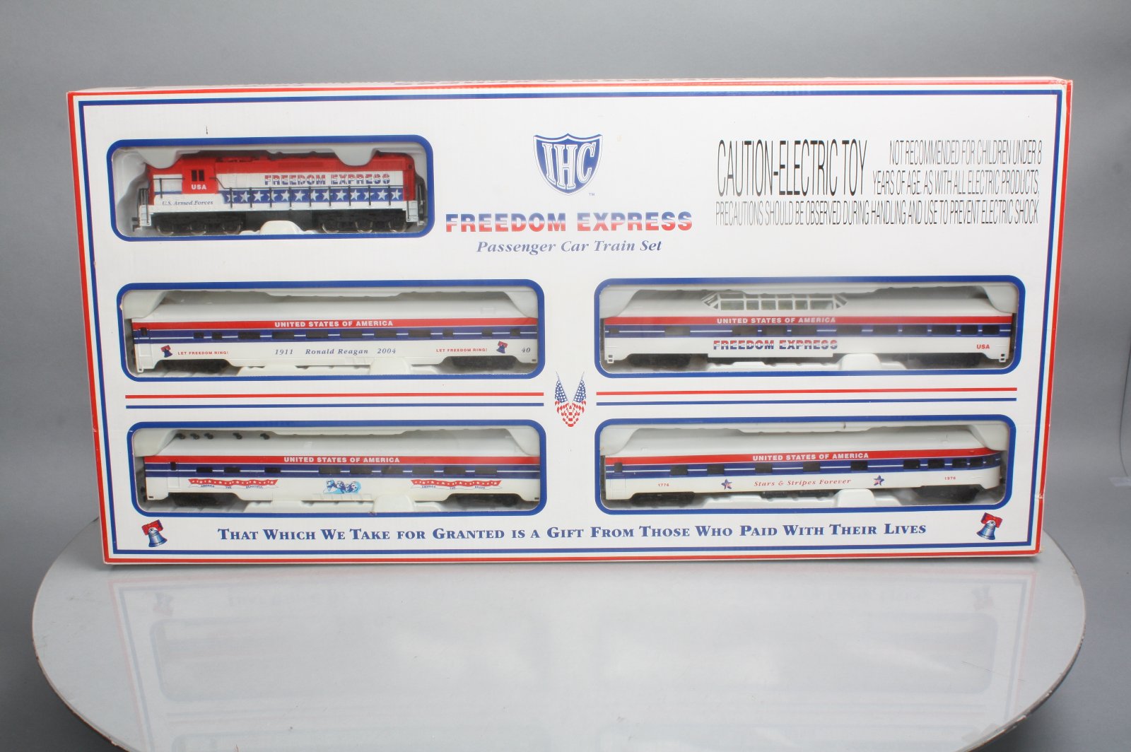 IHC 329 Freedom Express HO Gauge Diesel Passenger Train Set – Trainz