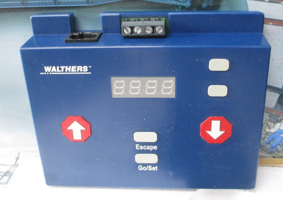 Walthers 933-2850 HO Scale Motorized 130' Turntable with DCC – Trainz