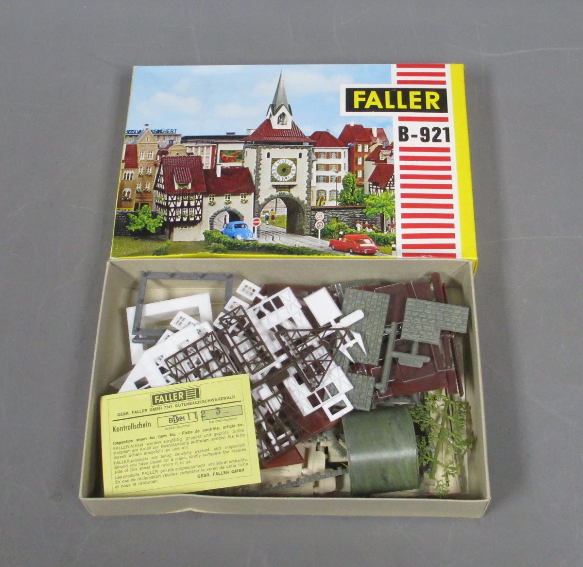 Faller B-921 HO Scale City Gate Building Kit – Trainz