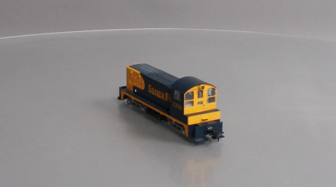Kato 37-111 HO Scale AT&SF EMD NW-2 Diesel Switcher #1216 – Trainz