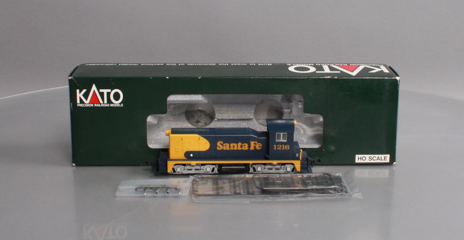 Kato 37-111 HO Scale AT&SF EMD NW-2 Diesel Switcher #1216 – Trainz