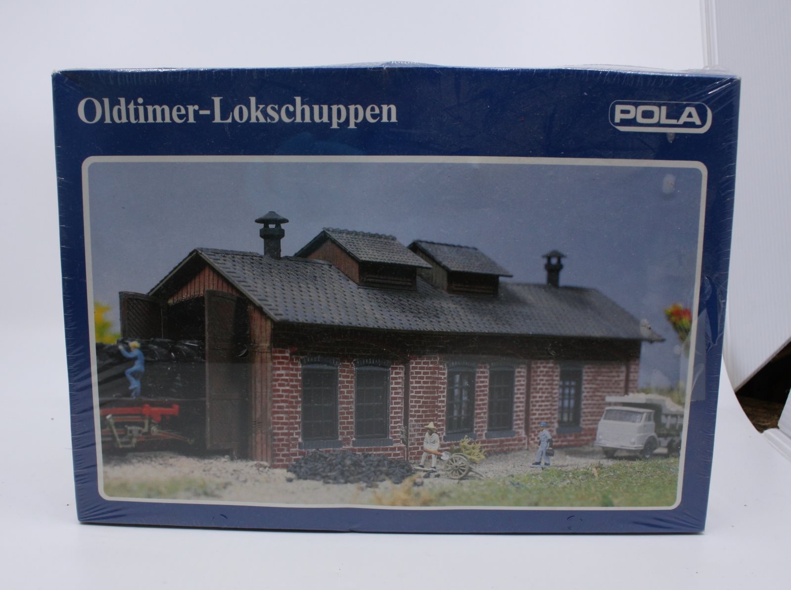Pola 211 N Scale Loco Shed for One Engine – Trainz