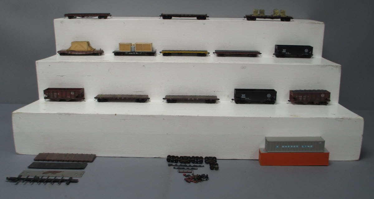 HO Scale Assorted Custom Weathered Freight Cars & Containers [16] – Trainz
