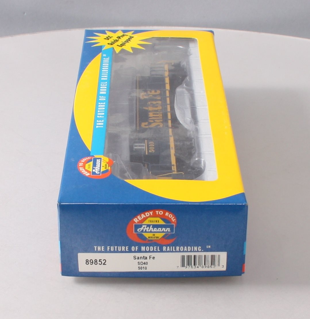 Athearn 89852 HO Santa Fe RTR SD40 Diesel Locomotive #5010 – Trainz