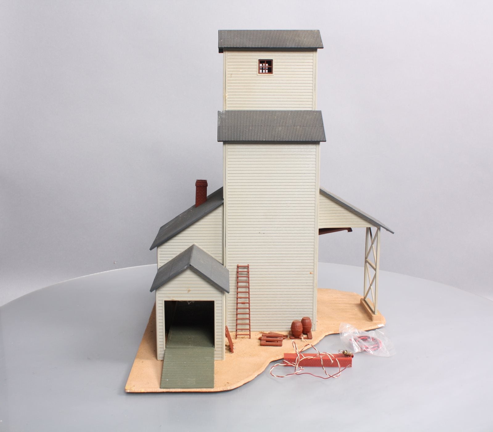 Lionel 6-81628 O Grain Elevator – Trainz