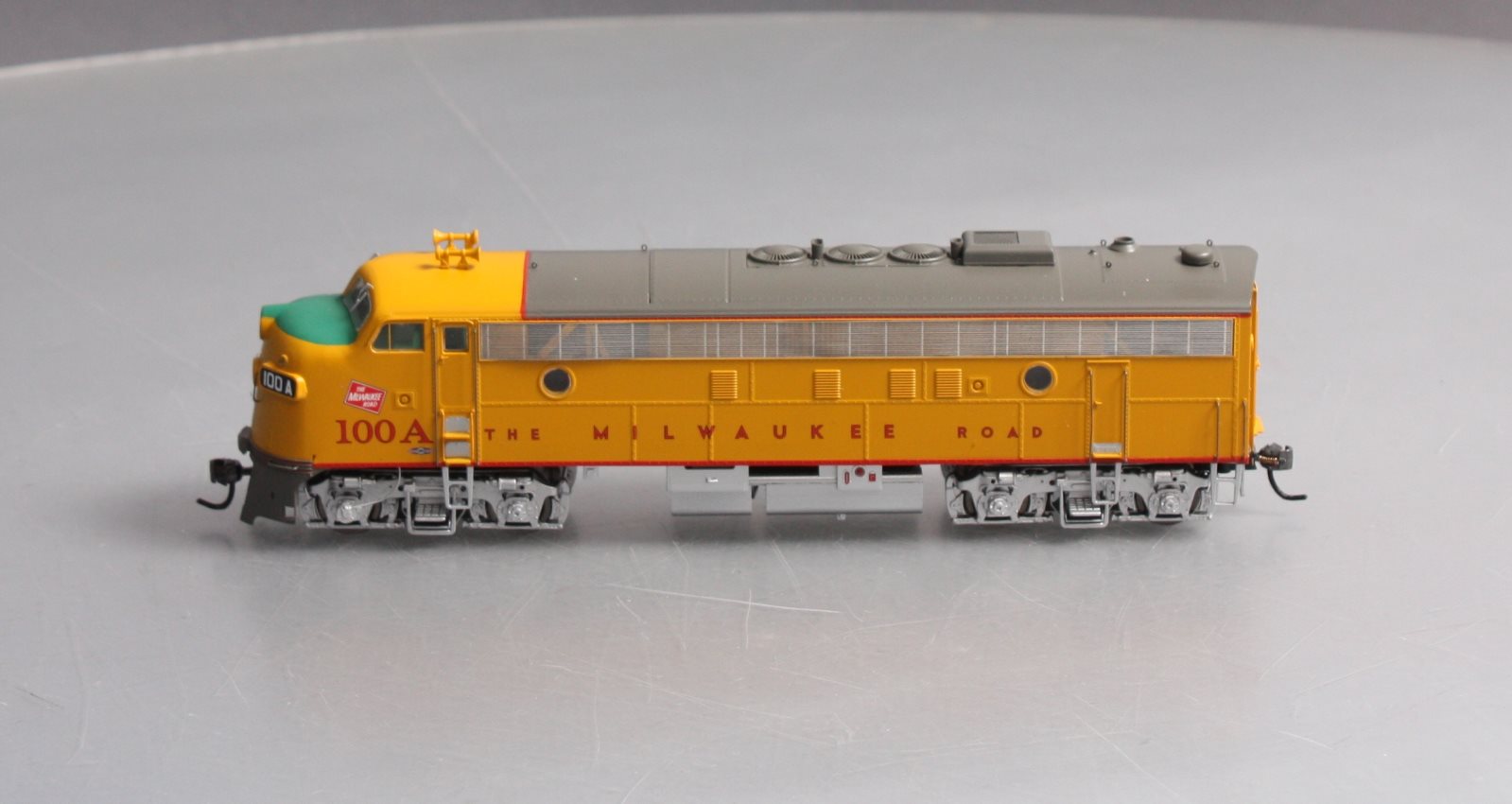 Athearn G22245 HO Milwaukee Road FP7 Diesel Locomotive #100A – Trainz