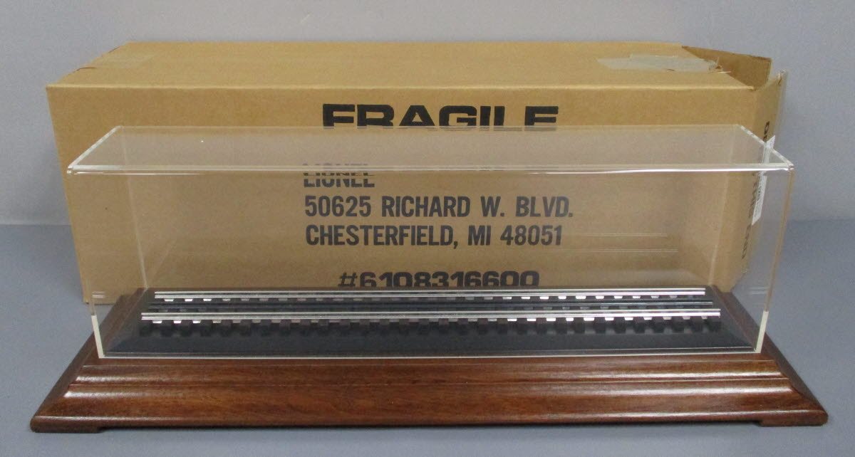 Lionel 6108316600 GG-1:20 Display Case – Trainz
