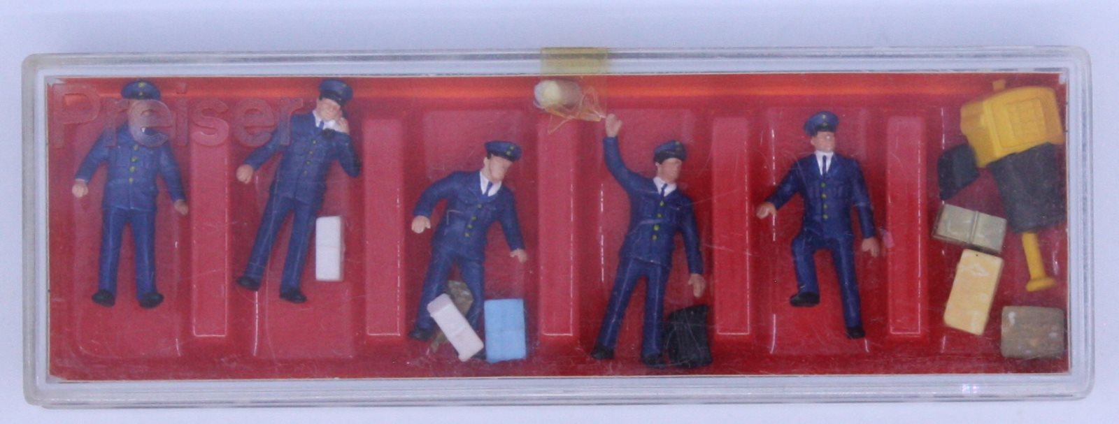 Preiser 10082 HO Scale Post Office Officials – Trainz