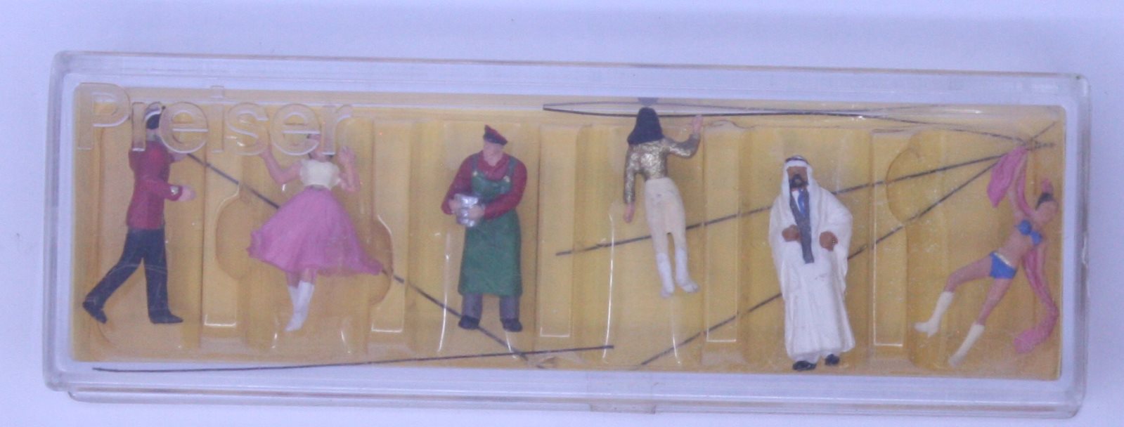 Preiser 0610 HO Circus Performers and Workers Figures (Set of 6) – Trainz