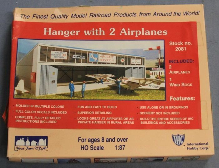 IHC 2081 HO Hanger With Two Airplanes Building Kit – Trainz