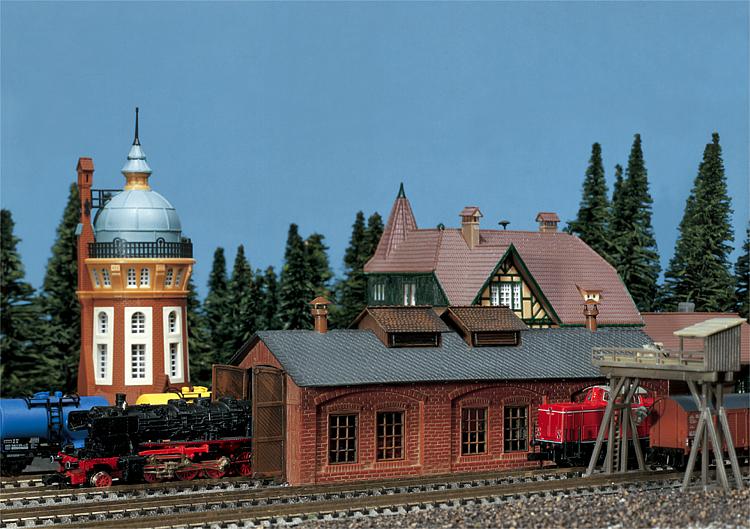 Faller 222141 N One Stall Engine Shed Building Kit – Trainz